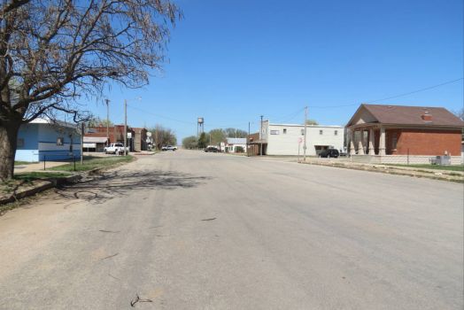 Solve Main Street In Sharon, Kansas jigsaw puzzle online with 40 pieces