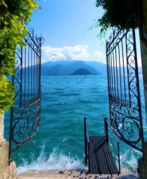 Solve Gate to heaven.. Lake Como, Italy jigsaw puzzle online with 168 ...