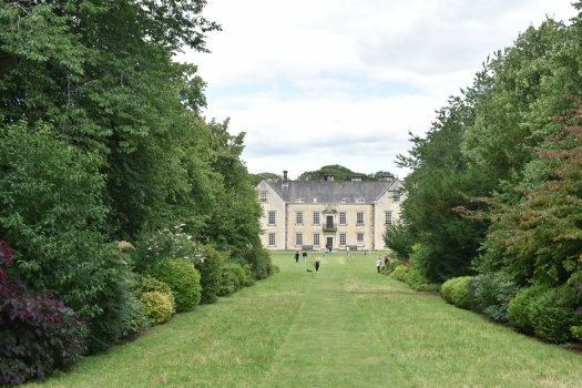 Solve Nunnington Hall, jigsaw puzzle online with 12 pieces