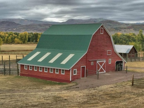 Solve Steamboat Springs Colorado Barn jigsaw puzzle online with 252 pieces