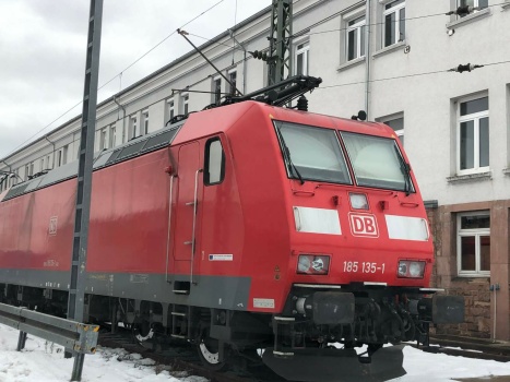 Solve Lok BR 185 jigsaw puzzle online with 30 pieces