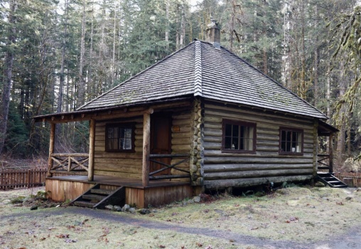 Solve Old Ranger Station jigsaw puzzle online with 88 pieces