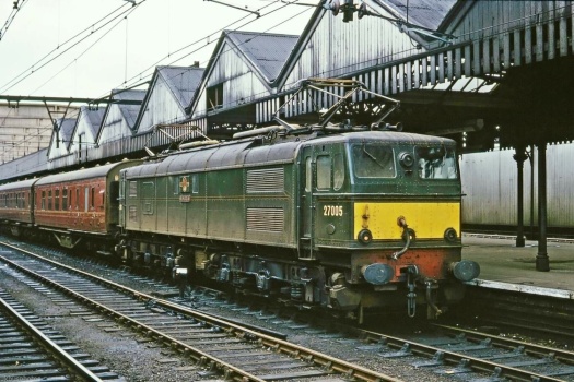 Solve BR Class 77, (EM2), 1.5 kV DC 27005 Minerva at Sheffield Victoria ...