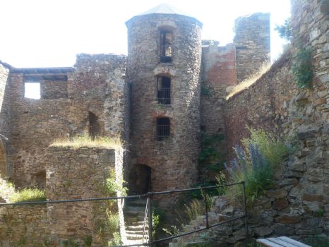 Solve Česko Hasištejn (castle Hassenstein ) jigsaw puzzle online with ...