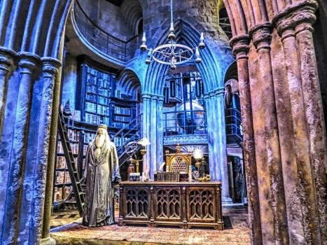 Solve In Dumbledore's Study jigsaw puzzle online with 165 pieces