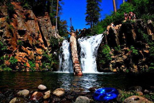 Solve Shasta Trinity National Park jigsaw puzzle online with 15 pieces