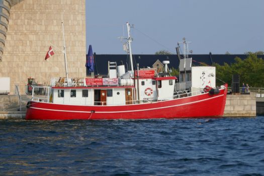 Solve Red hull boat jigsaw puzzle online with 117 pieces