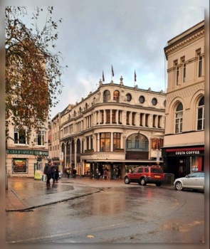 Solve Jarrold's Department Store jigsaw puzzle online with 9 pieces