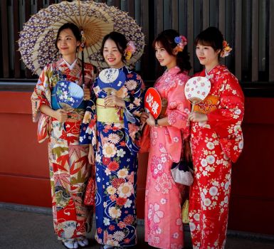 Solve Kimonos!! jigsaw puzzle online with 110 pieces