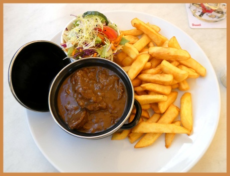 Solve Beef stew with fries. Stoofvlees met friet. jigsaw puzzle online ...