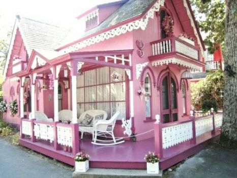 Solve Pink Candy Victorian House jigsaw puzzle online with 48 pieces