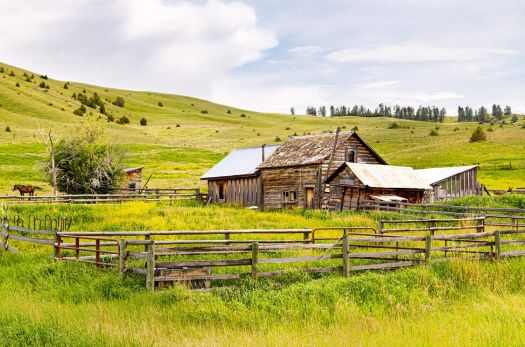 Solve OLD MONTANA RANCH jigsaw puzzle online with 96 pieces