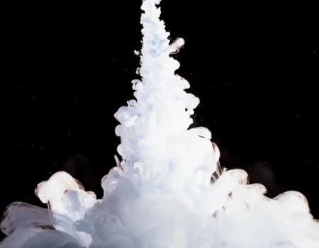 Solve White Explosion jigsaw puzzle online with 12 pieces