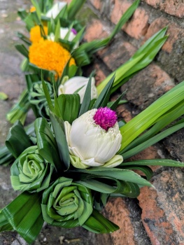 Solve Temple flowers jigsaw puzzle online with 336 pieces