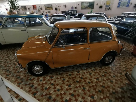 Solve Austin "MINI" Rover - 1972 jigsaw puzzle online with 221 pieces