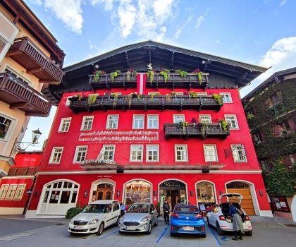 Solve The Red Building jigsaw puzzle online with 195 pieces