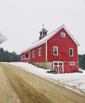 Solve The old red barn jigsaw puzzle online with 42 pieces