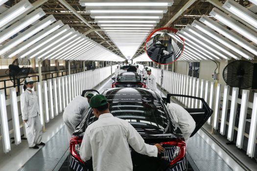 Solve Honda quality control jigsaw puzzle online with 70 pieces