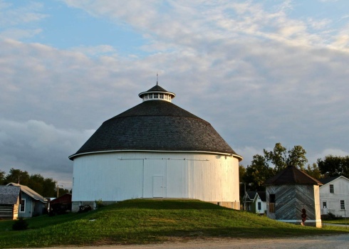 Solve ROUND BARN jigsaw puzzle online with 150 pieces